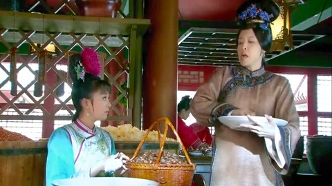 新还珠格格:桂嬷嬷让紫薇剥松子,剥完后却自己吃,紫薇都愣住了
