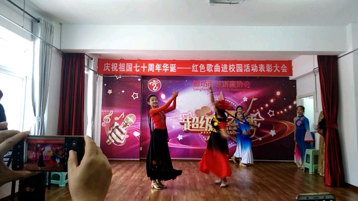 廊坊艺术家协会召开表彰大会,会上表演了文艺节目。