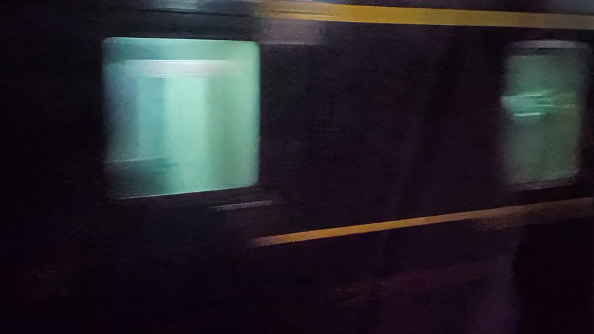 渝贵线两大追踪列车K143与K873,K143正在出站K143就追踪进站了