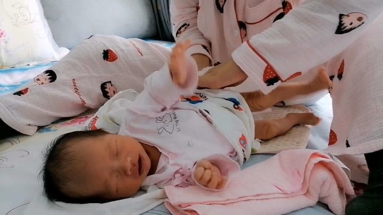 看看小宝他妈这换尿不湿的手法,小宝都生气了哈哈,将来不疼你!