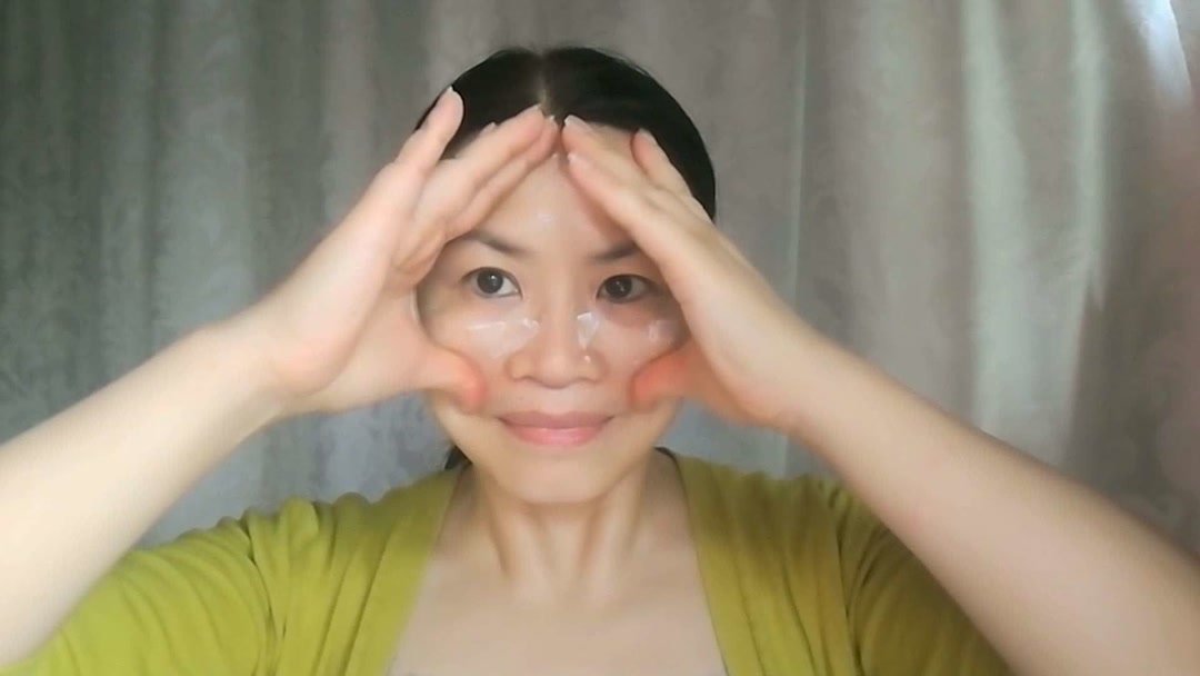 学会这个按摩拨筋术,10年的眼袋去无踪,超级省钱