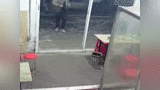 【河南】猝不及防!玻璃门太亮小伙一头撞上瞬间稀碎