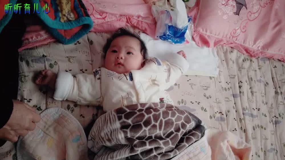 你化作天使降落到人间,用尽我一生的运气才拥有你,可爱的宝宝