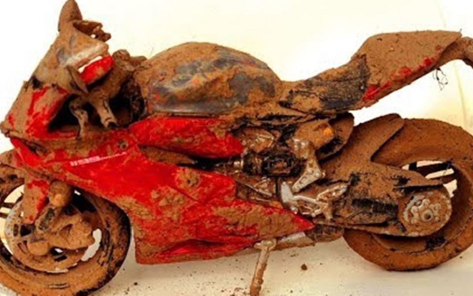 没人要的摩托车模型被我带回家,一番修复焕新后,被邻居孩子盯上