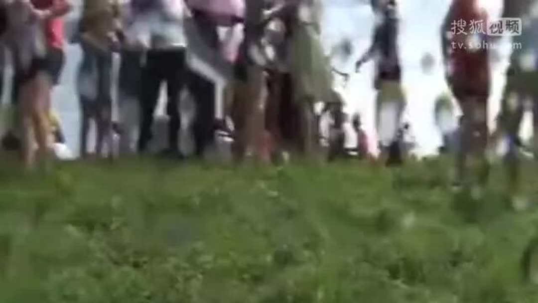 实拍海宁迎最大钱塘潮 冲走汽车推倒游客