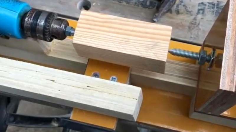 小伙发现的电钻高级用法,经过改造下变成了车床,也是很实用了