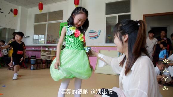 闺女下午有演出,娟子亲自为闺女化妆,看这化妆技术如何?