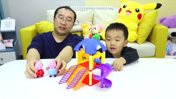 试玩“小猪佩奇滑梯”模型玩具,迷你的小滑梯,宝宝很喜欢