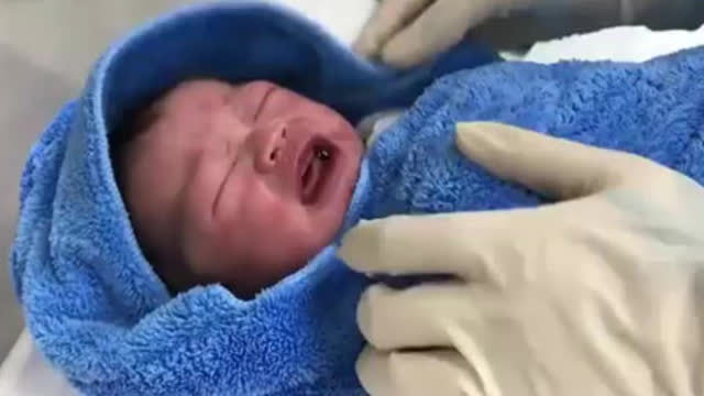 产科医生给新生儿检查,小宝宝真漂亮,羡慕