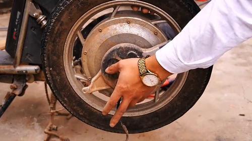 教你用电动车的轮毂电机制作一台手摇电焊机,制作简单一看就会