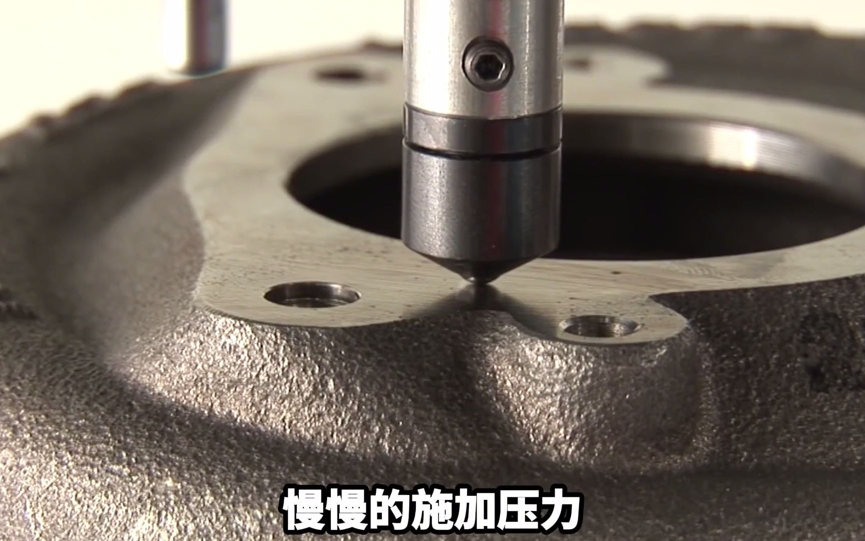 为什么钻石比锤子硬,但是两者相撞,碎的却是钻石呢?