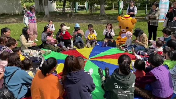 参加熊宝宝森林舞会的一天。