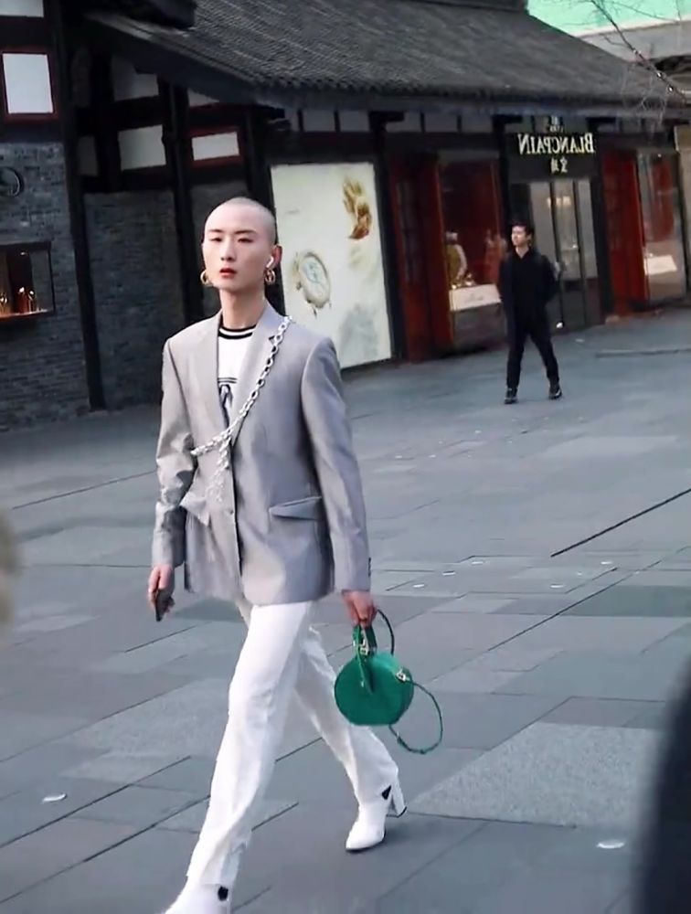 这小哥哥是模特出身吗?走路这气质包括穿搭,很独特呀!