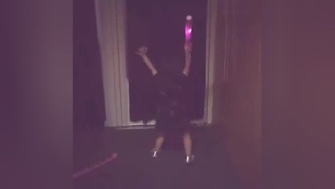 周杰伦台北演唱会,女儿手舞足蹈为爹地加油!地表最萌小粉丝