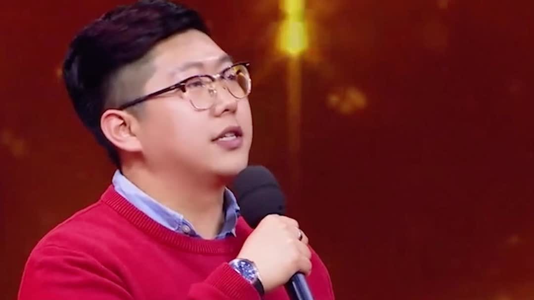 抱大腿名场面:"鼠标"一直为山哥服务,主持人说其定位出现问题