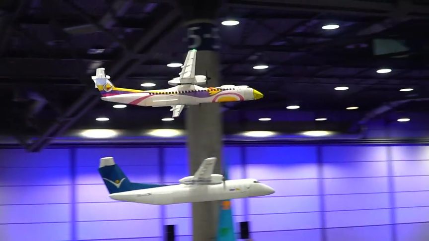 四台民航客机航模进行室内飞行表演