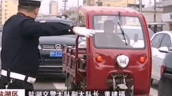 市区交通拥堵,交警全力以赴!