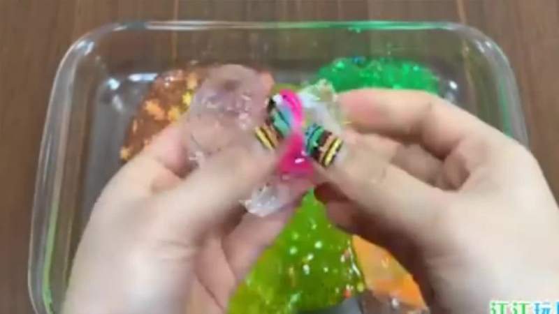 把绿色和橙色的水晶泥,混合在一起会是什么颜色呢