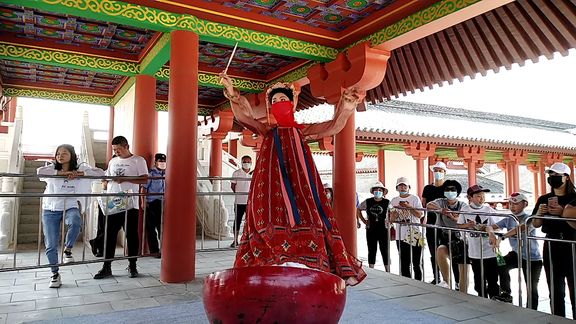 不倒翁加上优美舞蹈非常漂亮