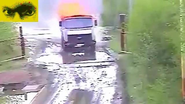 油罐车突发交通事故,瞬间爆炸,监控记录下恐怖的一幕!