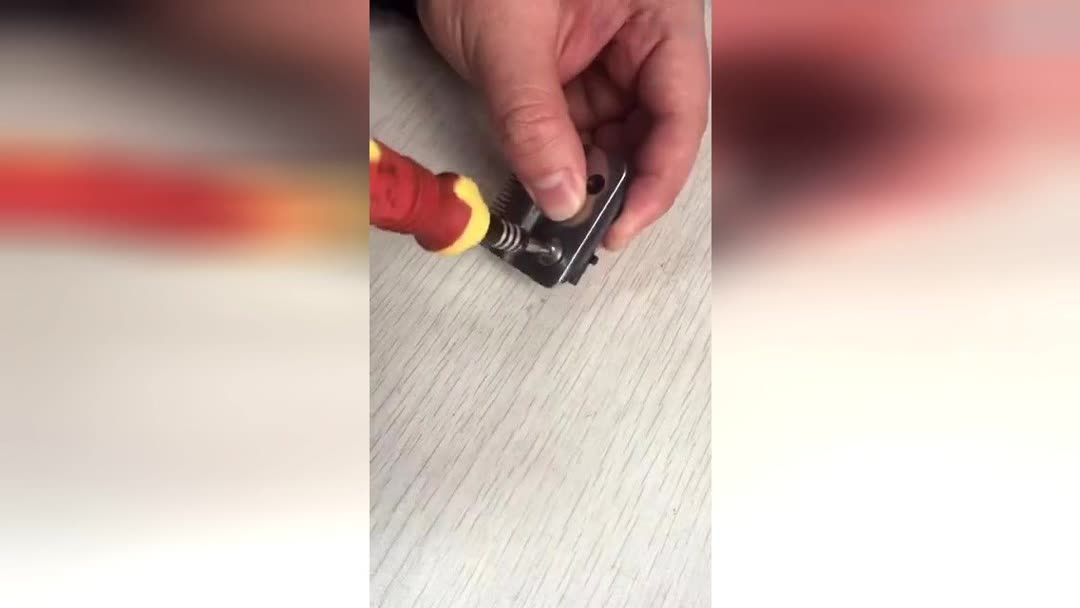 真汉子理发器988刀头安装