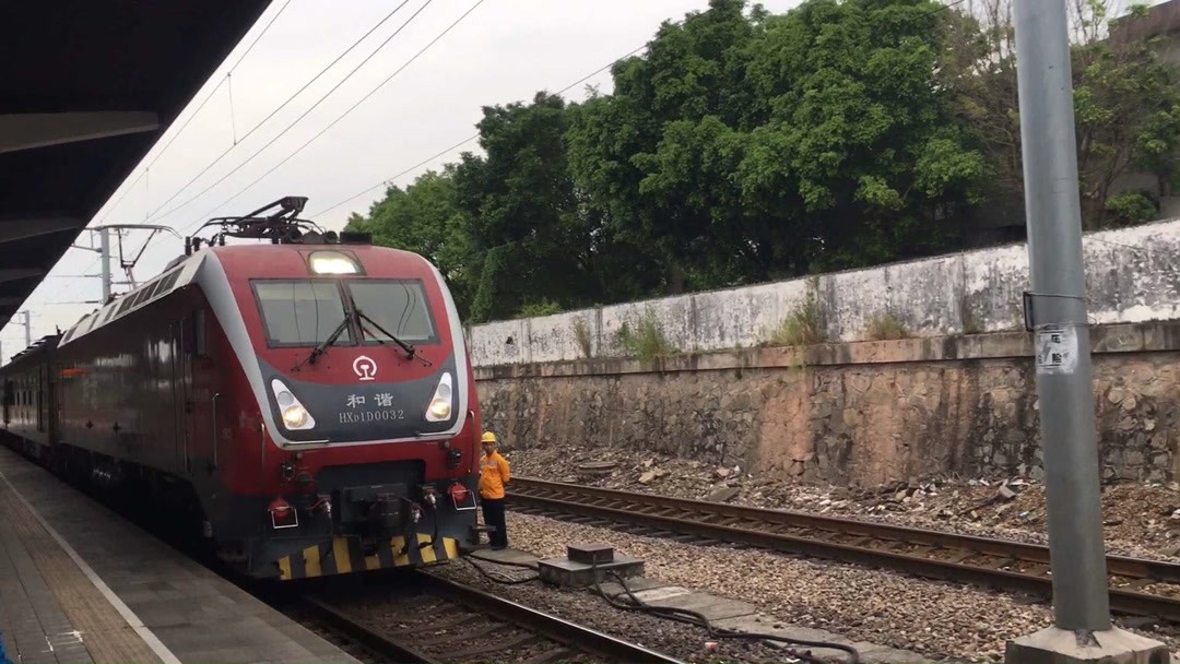 小伙在广东龙川站乘车,近距离看火车站工作人员如何接车的