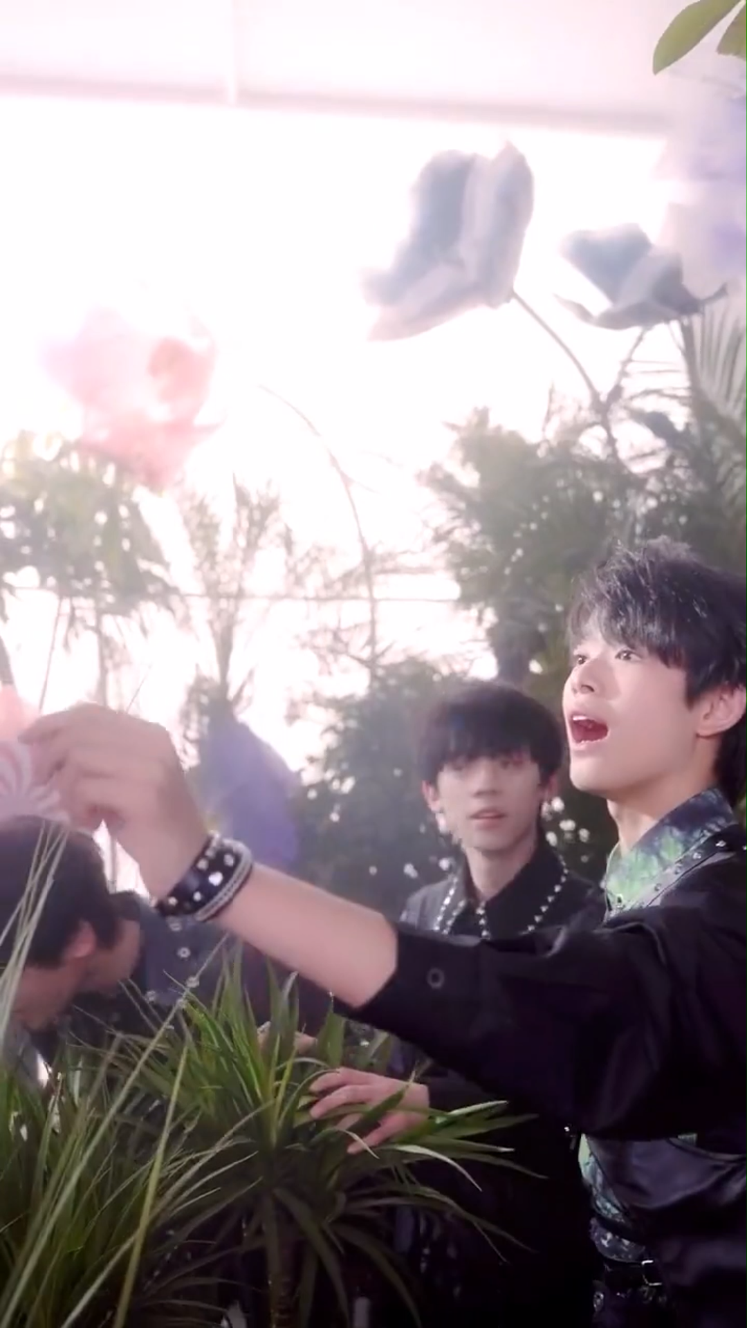 #十八楼夏日运动进行时##TF家族##张极#种出的零食大礼包里有什么?...