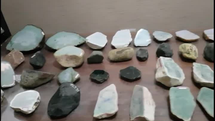 赌石现场视频:这块翡翠原石切一刀,打开看一下,满绿色暴涨了