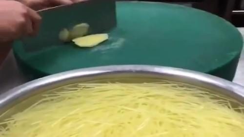 河南大厨现场制作土豆丝,看这刀工确实专业