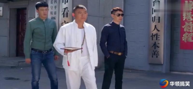 大哥出来属实有面子,靠指南针分辨方向太搞笑