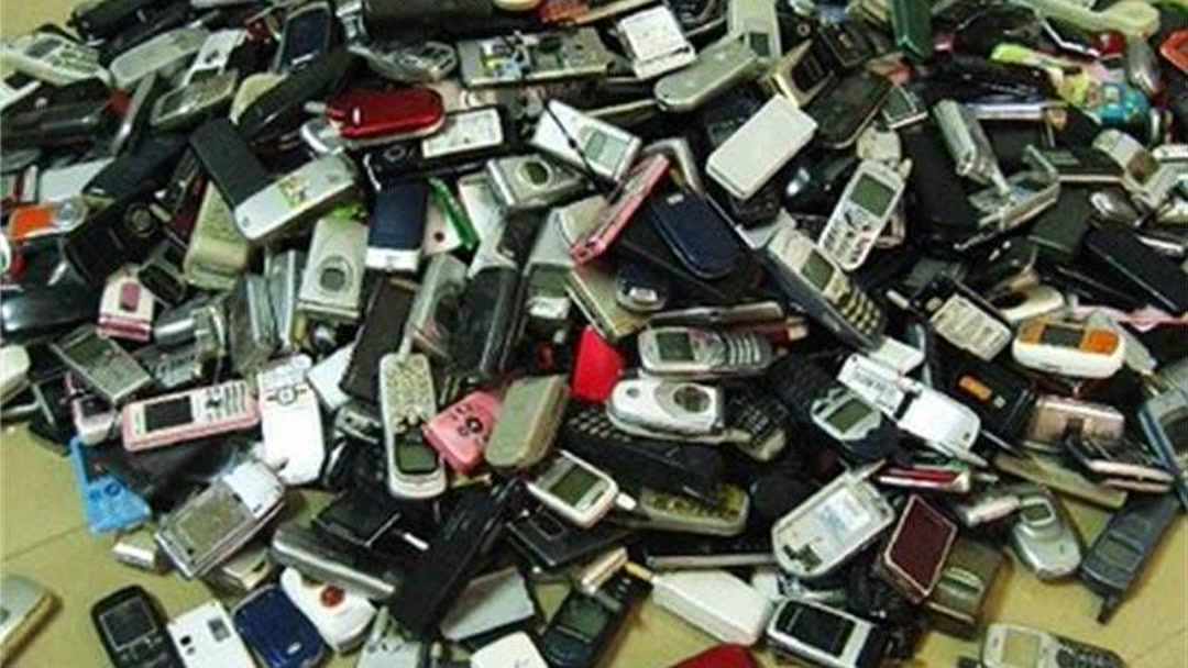 一吨旧手机可提炼200克黄金,比金矿黄金还多100倍,你还敢扔吗?