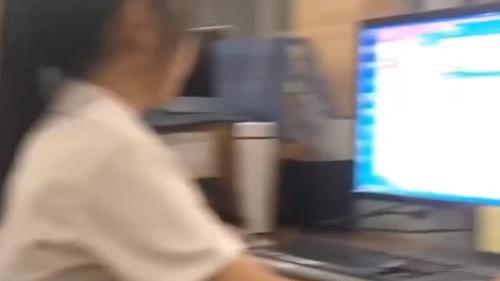 同事第一次穿JK裙子,我要不要提醒一下她,拆定位线