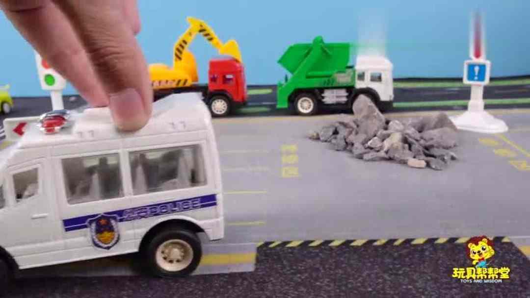儿童玩具车:警车出警汽车模型拆箱试玩