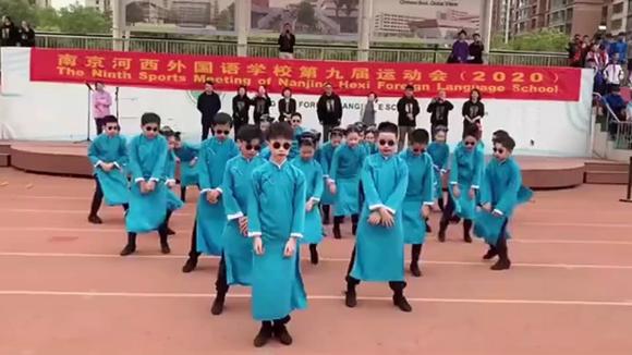 C位果然不是一般人,学校运动会上,同学这支舞蹈燃了