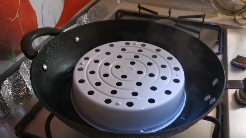 电饭锅蒸笼放入锅中加热使用会怎么样?