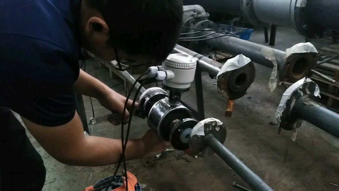 「大泉流量」分体式电磁流量计怎么安装,看小哥的操作