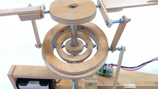 牛人用木头制作直升机螺旋桨,直观展示其原理,就差飞起来了