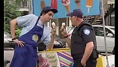 搞笑视频 交警开罚单吃冰激凌 逗死了