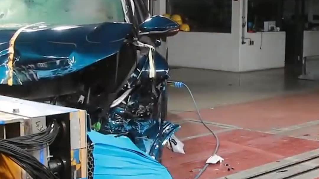 纯电动SUV的比拼!奥迪e-tron对比奔驰EQC碰撞测试来了