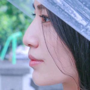 蓝色鱼尾在旅行 