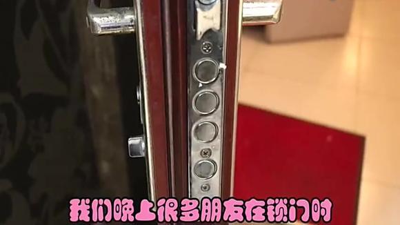 教你防盗门正确反锁的方法,只需一把小钥匙,专业开锁也难打开