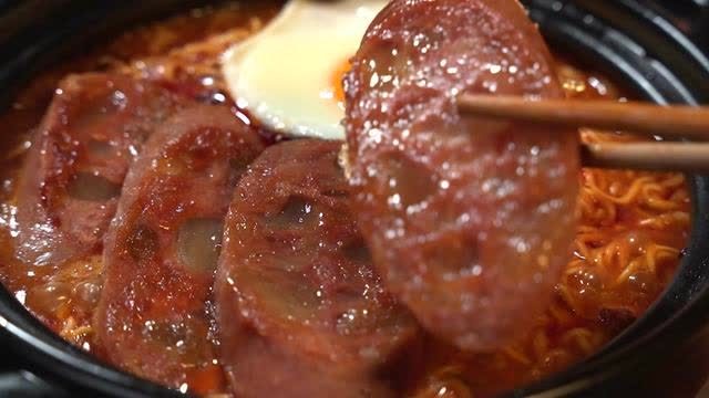 三分钟搞定的方便面神仙吃法,就爱这一口黏糊的感觉…跟着学做菜,宵夜