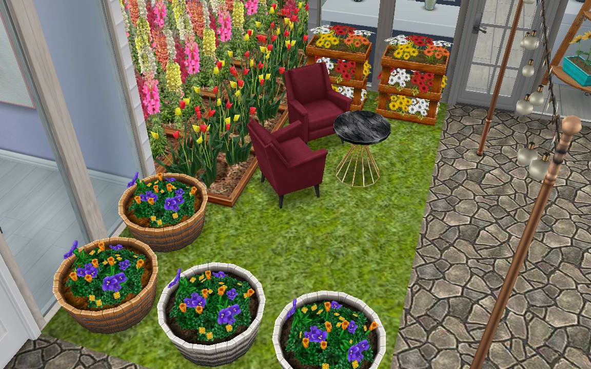 模拟人生手机版。简单的小花屋。