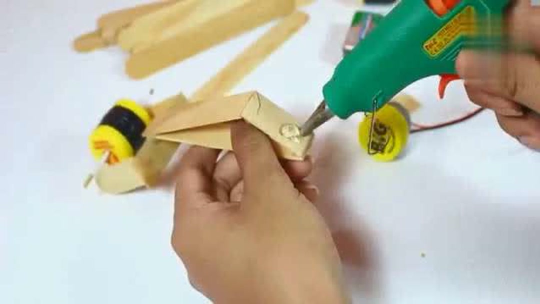 创意手工玩具木板制作电动三轮摩托车