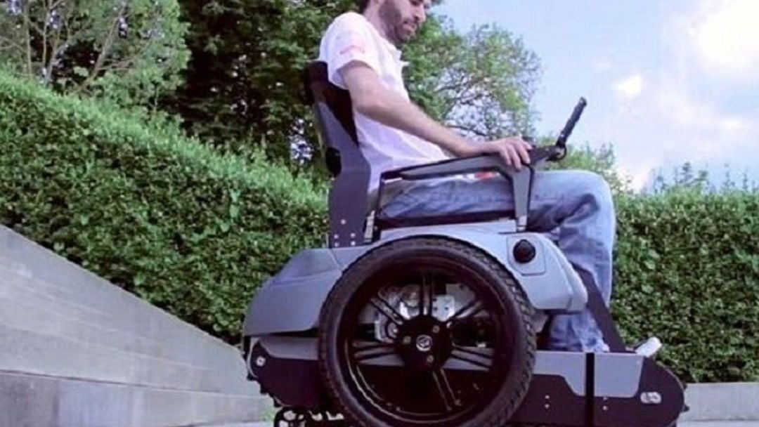 22岁大学生发明爬楼梯轮椅,2分钟爬10层楼,速度堪比坐电梯