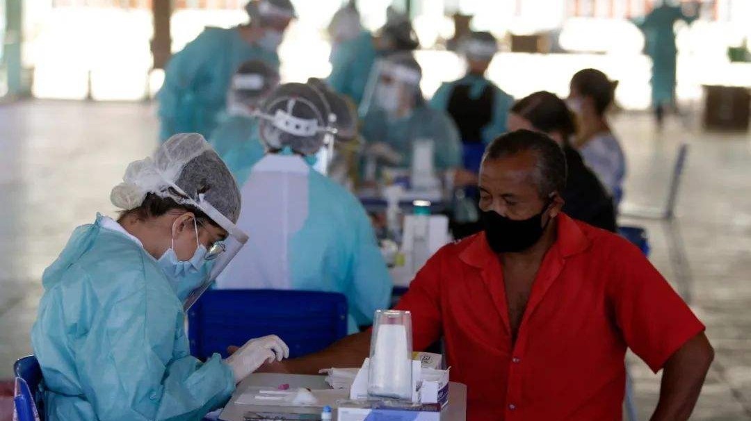 新冠疫情还没过去,又一病毒卷土重来,这个国家被美国坑惨了