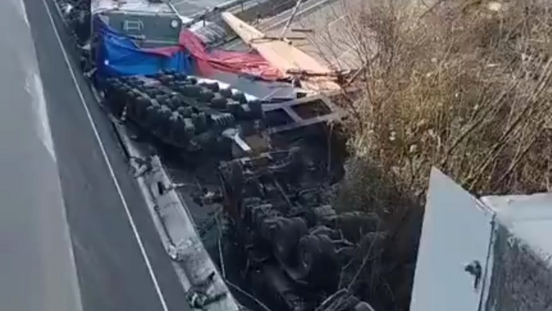 湖北高速桥梁侧翻垮塌幸存者:敲碎车窗爬出,3分钟后车子被压扁