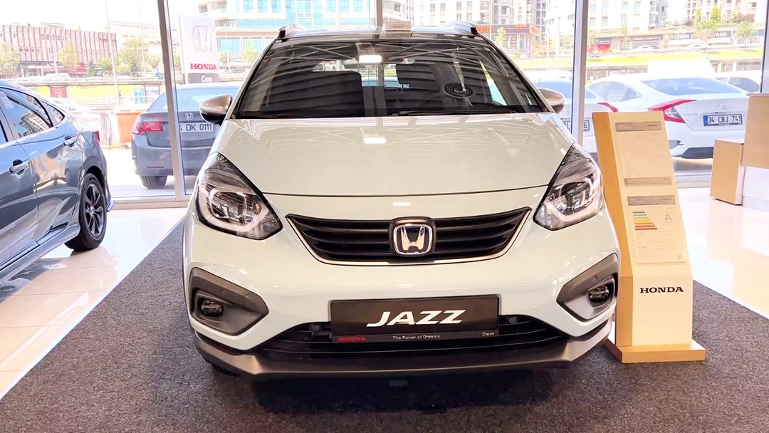 新车到店,实拍2021款本田飞度,八万起值不值得买自己看着办!