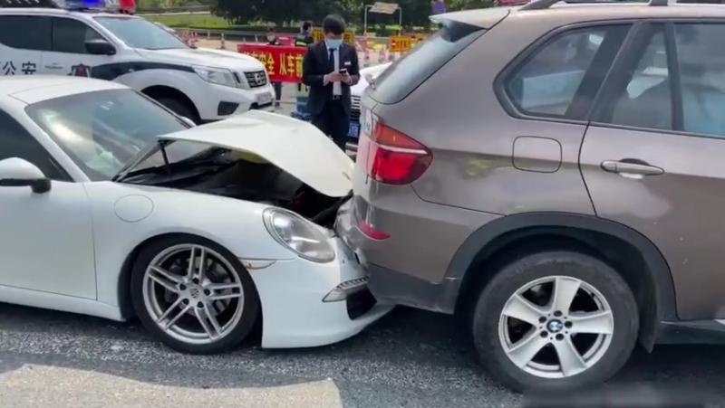 【开车不专心追尾损失30万,儿子悄悄跟民警说:教育一下我妈! 】 近日,...