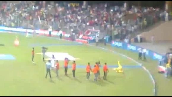 运动场上有人表演自行车,有人跳搞笑舞蹈,这是熟悉的开幕式